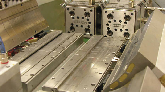 Hilera de extrusión para perfiles de persiana - Baruffaldi Plastic Technology - Vídeos