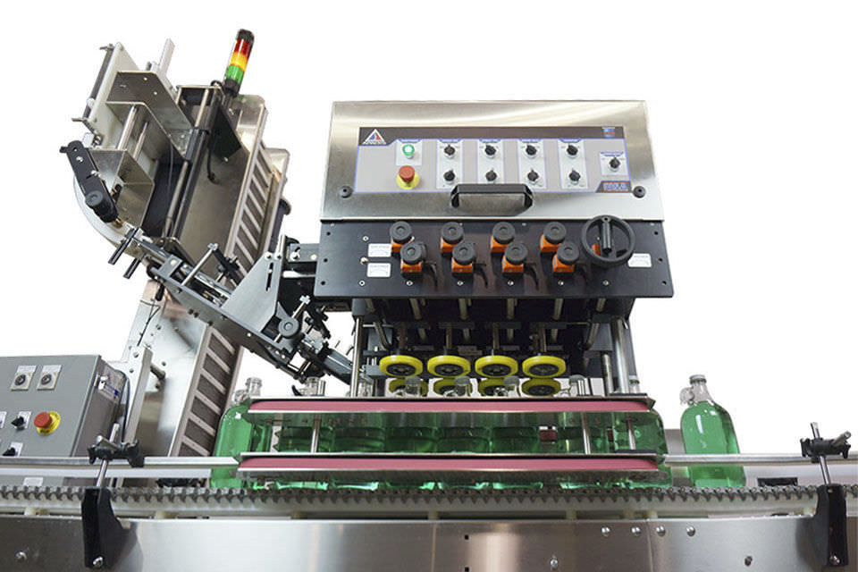 Taponadora de rosca multicabezales / lineal / automática / para líquido ...