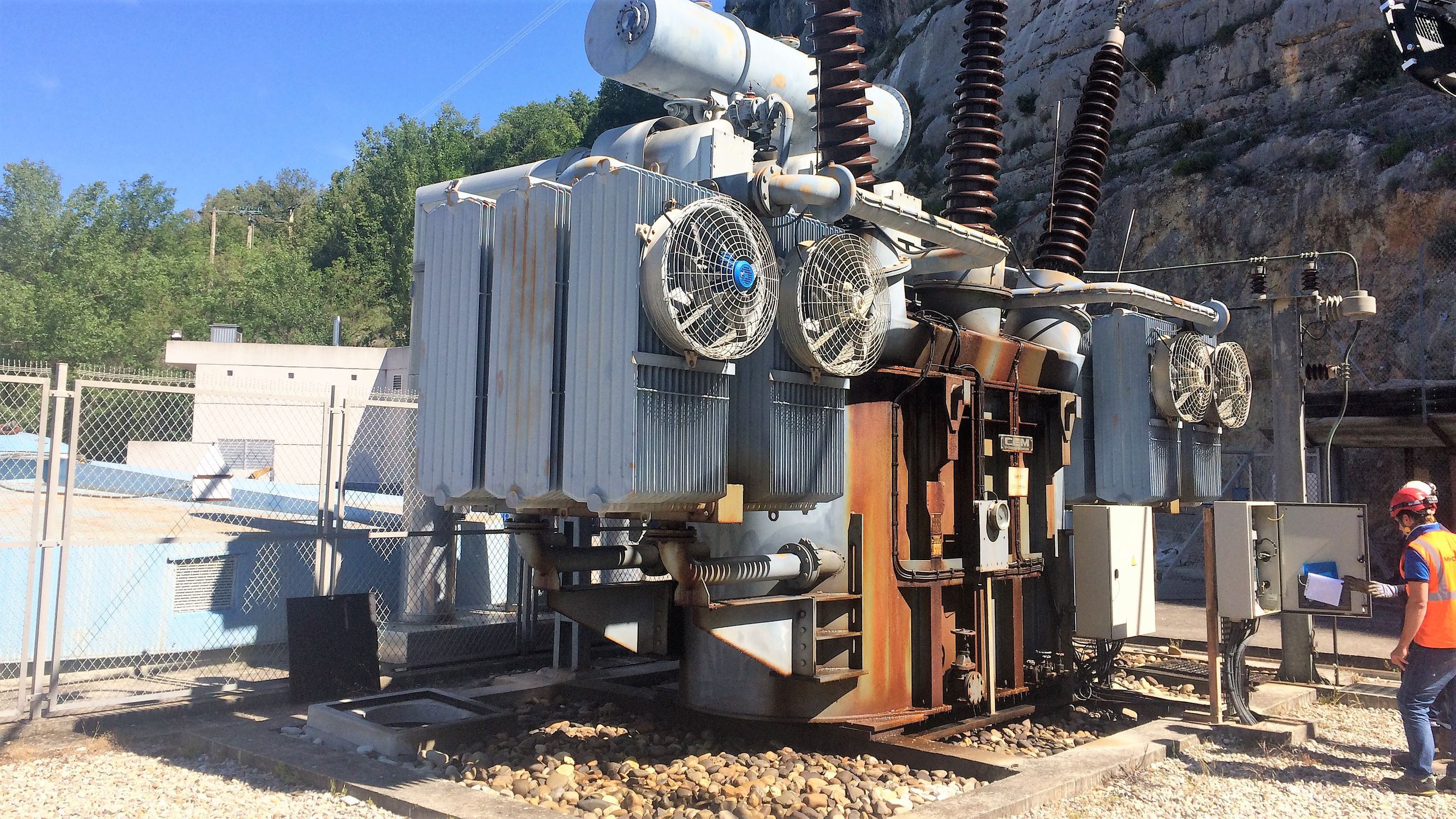 Sistema de extinción para foso de transformador eléctrico con chapa ...