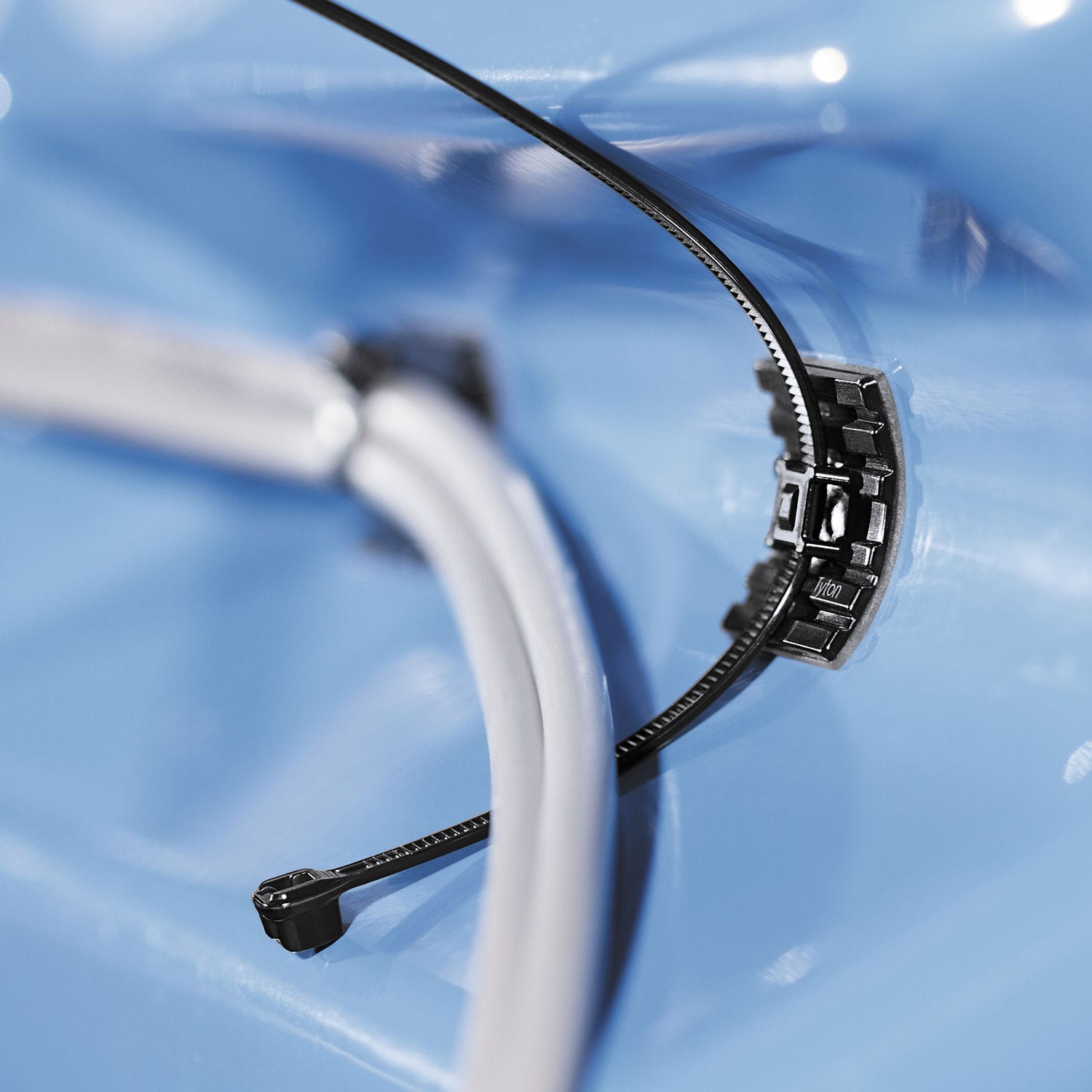 Soporte de montaje para brida sujetacables de poliamida - Serie Flextack - HellermannTyton España