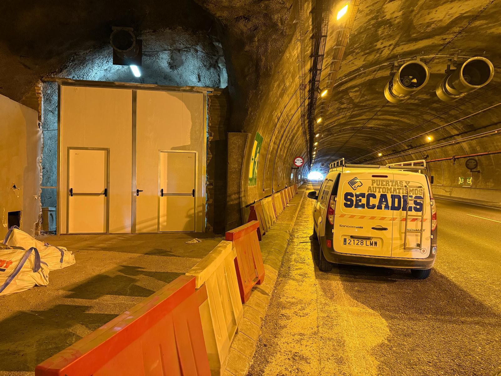 Puerta abatible - PUERTAS SECADES - para la industria minera