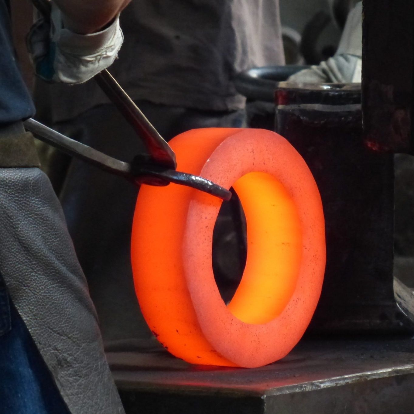 Forjado en caliente - L'UNION DES FORGERONS - acero al carbono / acero ...